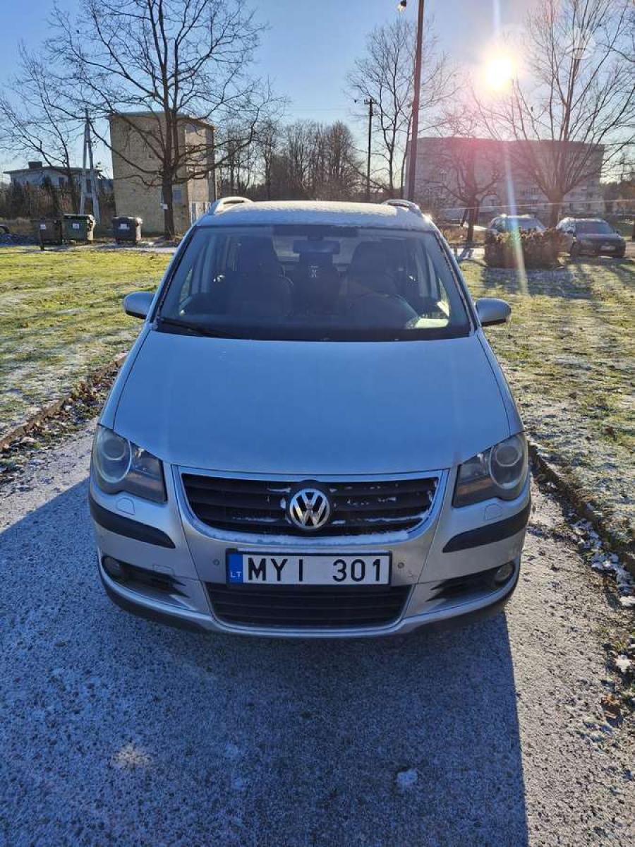 Pelēks Volkswagen Touran 2007 Šauļi, ar dzinēja tilpumu 1.97 L un nobraukumu 293 tūkst. km par 3800 €, foto 1 vietnē AUTOMOTO.COM.LV