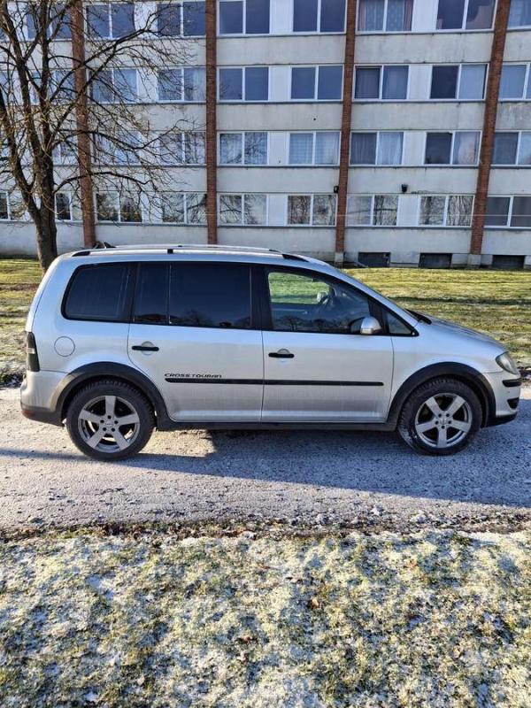 Grey Volkswagen Touran 2007 in Siauliai, with an engine capacity of 1.97 L and mileage of 293 thousand km for 3800 €, photo 2 on AUTOMOTO.COM.LV