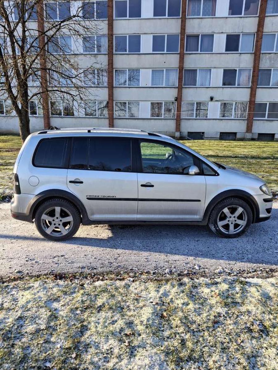 Pelēks Volkswagen Touran 2007 Šauļi, ar dzinēja tilpumu 1.97 L un nobraukumu 293 tūkst. km par 3800 €, foto 2 vietnē AUTOMOTO.COM.LV