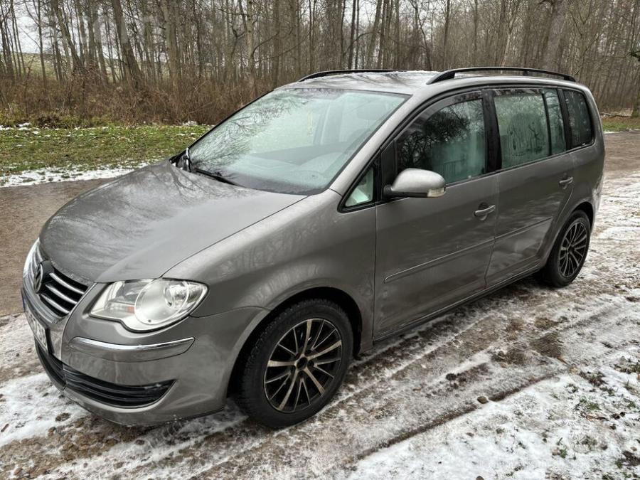 Grey Volkswagen Touran 2007 in Riga, with an engine capacity of 2.00 L and mileage of 460 thousand km for 2050 €, photo 2 on AUTOMOTO.COM.LV