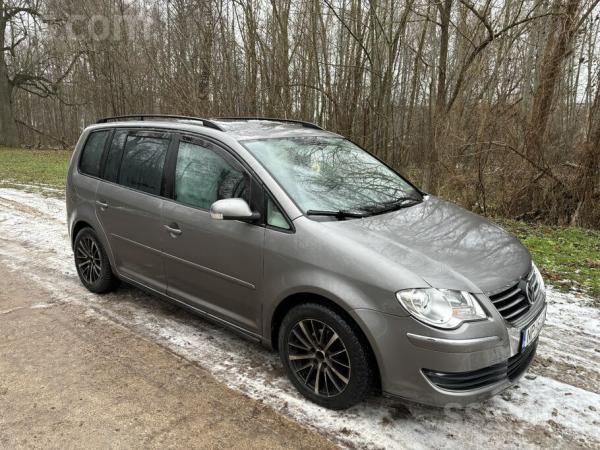 Grey Volkswagen Touran 2007 in Riga, with an engine capacity of 2.00 L and mileage of 460 thousand km for 2050 €, photo 3 on AUTOMOTO.COM.LV