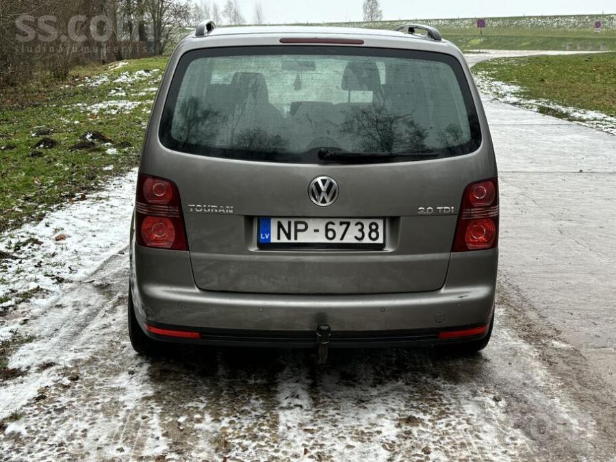Grey Volkswagen Touran 2007 in Riga, with an engine capacity of 2.00 L and mileage of 460 thousand km for 2050 €, photo 4 on AUTOMOTO.COM.LV