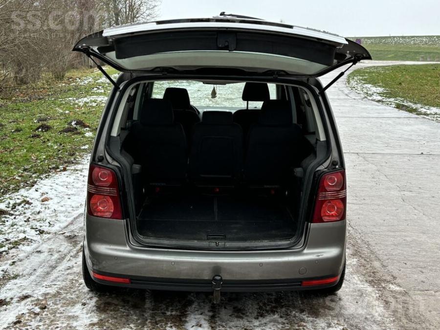 Grey Volkswagen Touran 2007 in Riga, with an engine capacity of 2.00 L and mileage of 460 thousand km for 2050 €, photo 5 on AUTOMOTO.COM.LV