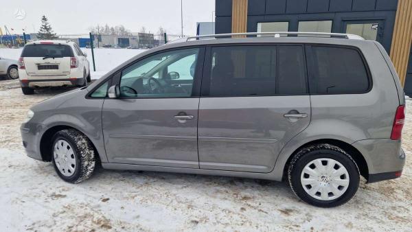 Grey Volkswagen Touran 2007 in Marijampole, with an engine capacity of 1.90 L and mileage of 264 thousand km for 3490 €, photo 8 on AUTOMOTO.COM.LV