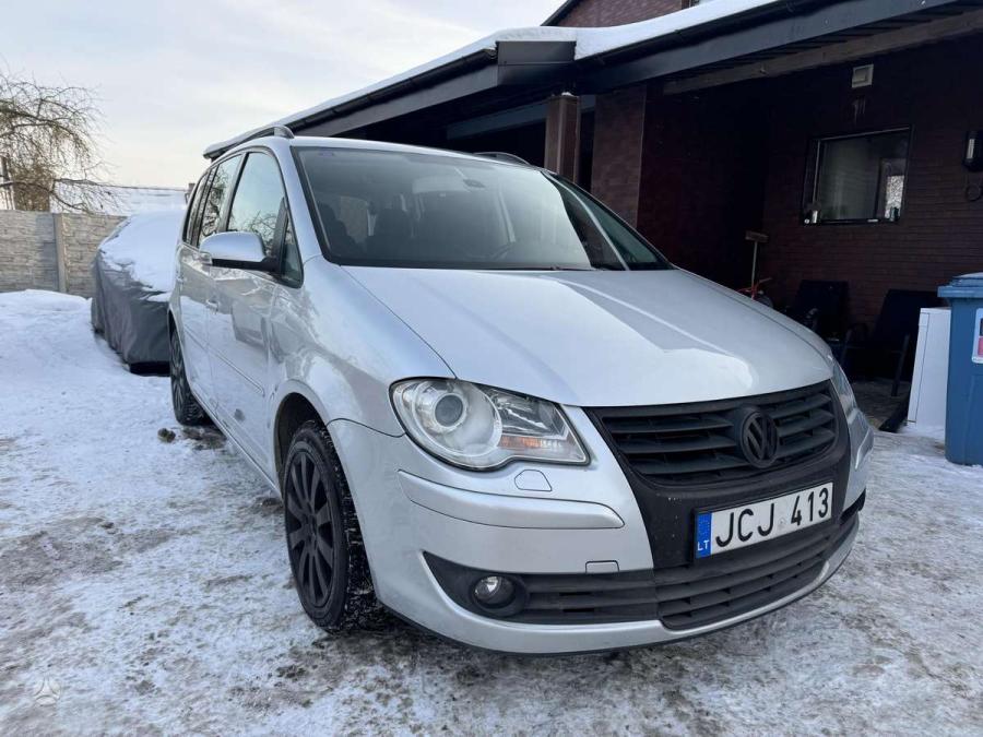 Grey Volkswagen Touran 2007 in Kaunas, with an engine capacity of 1.90 L and mileage of 307 thousand km for 2300 €, photo 3 on AUTOMOTO.COM.LV