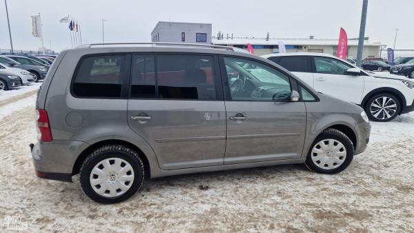 Pelēks Volkswagen Touran 2007 Marijampole, ar dzinēja tilpumu 1.90 L un nobraukumu 260 tūkst. km par 3490 €, foto 4 vietnē AUTOMOTO.COM.LV