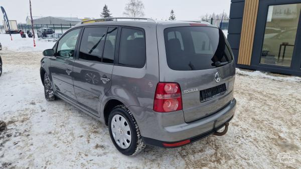 Pelēks Volkswagen Touran 2007 Marijampole, ar dzinēja tilpumu 1.90 L un nobraukumu 260 tūkst. km par 3490 €, foto 7 vietnē AUTOMOTO.COM.LV