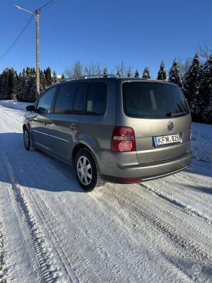 Pelēks Volkswagen Touran 2007 Kėdainiai, ar dzinēja tilpumu 1.97 L un nobraukumu 350 tūkst. km par 3250 €, foto  vietnē AUTOMOTO.COM.LV