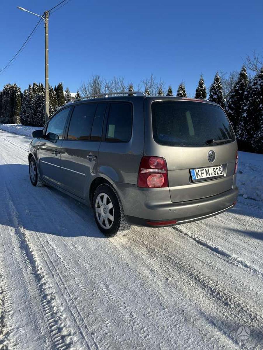 Grey Volkswagen Touran 2007 in Kedainiai, with an engine capacity of 1.97 L and mileage of 350 thousand km for 3250 €, photo 1 on AUTOMOTO.COM.LV