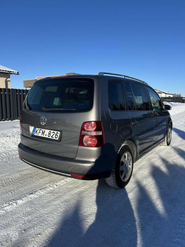 Pelēks Volkswagen Touran 2007 Kėdainiai, ar dzinēja tilpumu 1.97 L un nobraukumu 350 tūkst. km par 3250 €, foto 6 vietnē AUTOMOTO.COM.LV