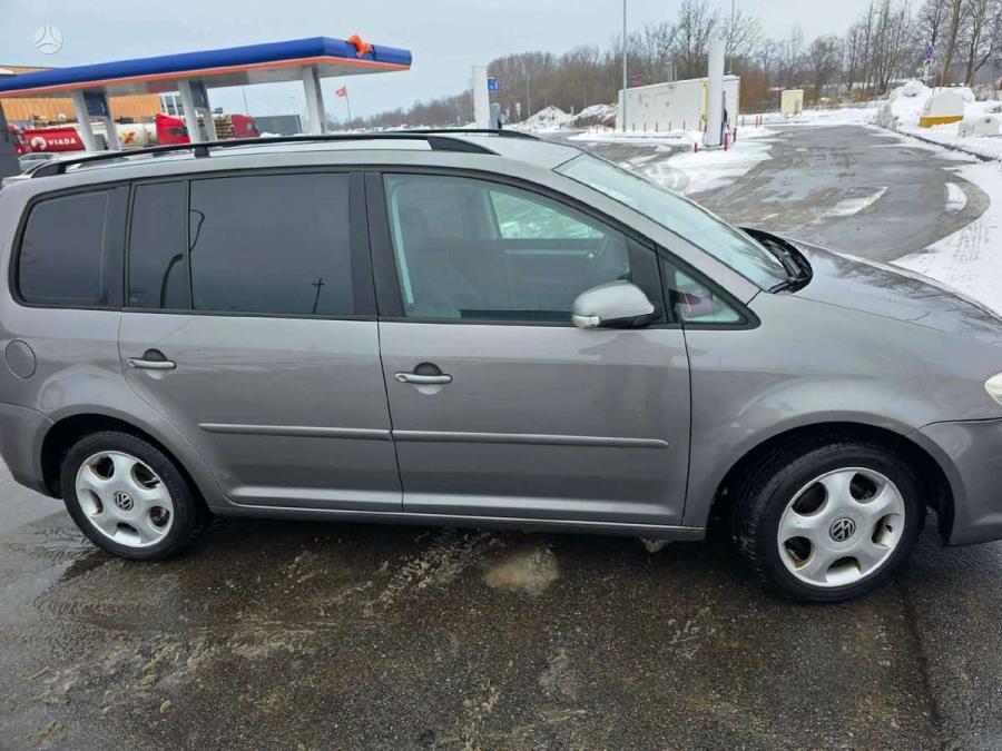 Grey Volkswagen Touran 2007 in Silute, with an engine capacity of 1.90 L and mileage of 300 thousand km for 1999 €, photo 1 on AUTOMOTO.COM.LV