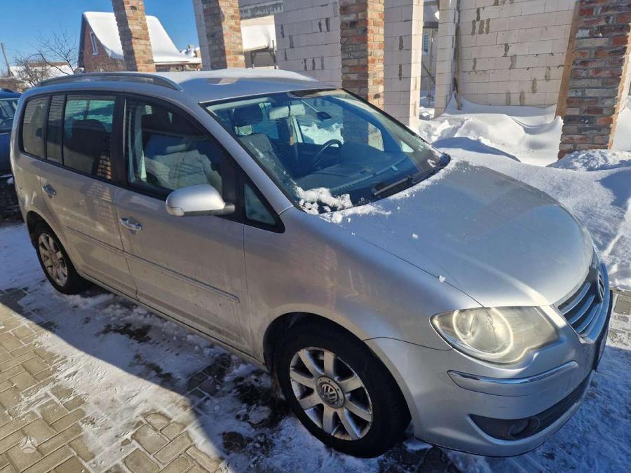 Grey Volkswagen Touran 2007 in Panevezys, with an engine capacity of 1.97 L and mileage of 373 thousand km for 2300 €, photo 1 on AUTOMOTO.COM.LV