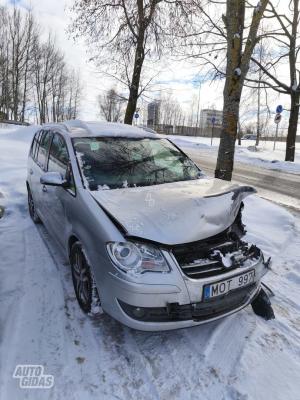 Pelēks Volkswagen Touran 2007 Kauņa, ar dzinēja tilpumu 2.00 L un nobraukumu 215 tūkst. km par 899 €, foto  vietnē AUTOMOTO.COM.LV