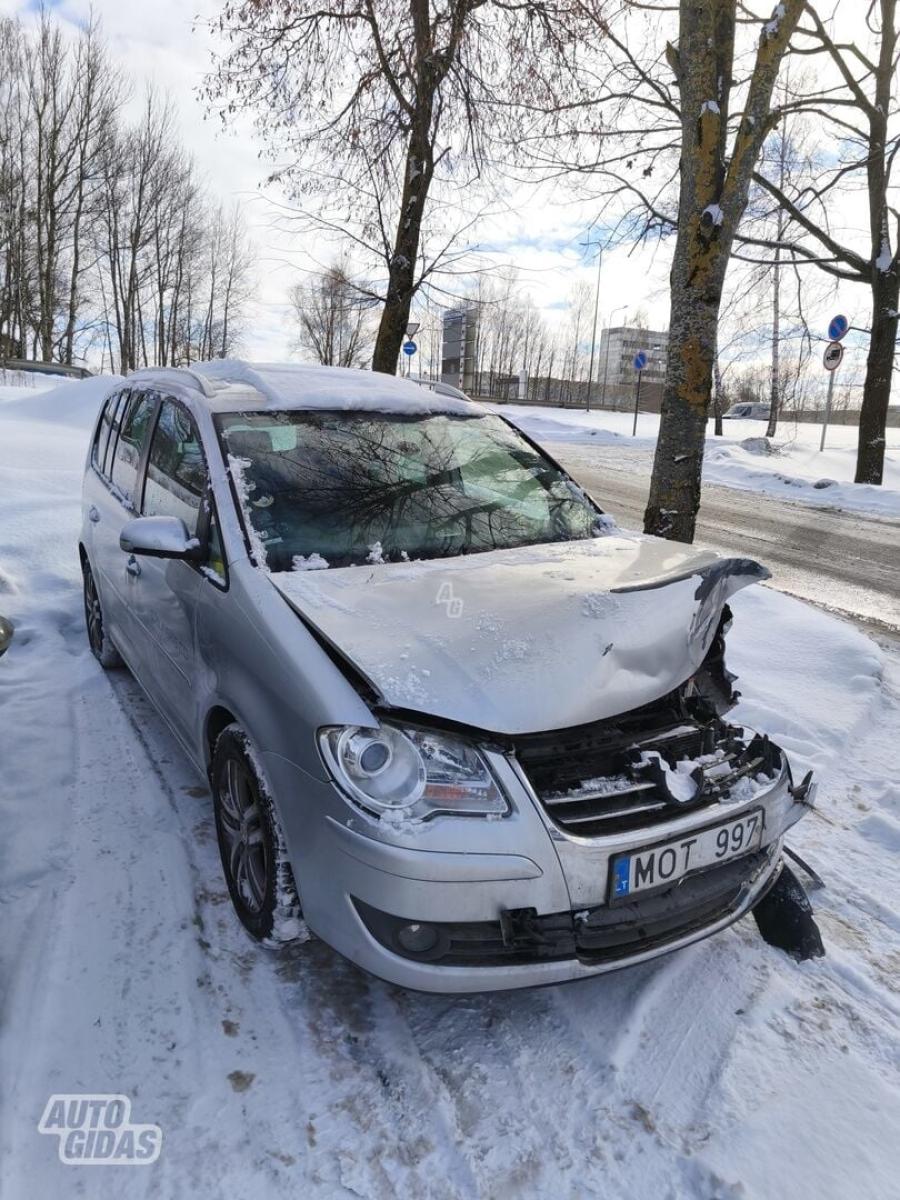 Серый Фольксваген Туран 2007 в Каунас, объемом двигателя 2.00 л и пробегом 215 тыс. км за 899 €, фото 1 на AUTOMOTO.COM.LV