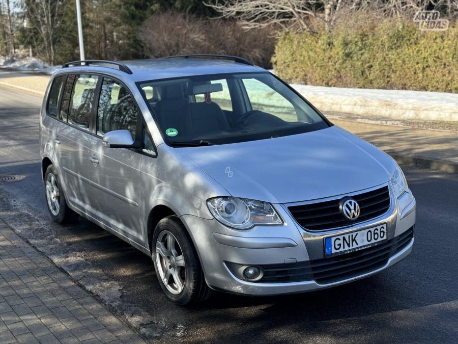 Pelēks Volkswagen Touran 2007 Viļņa, ar dzinēja tilpumu 1.90 L un nobraukumu 389 tūkst. km par 2200 €, foto 2 vietnē AUTOMOTO.COM.LV