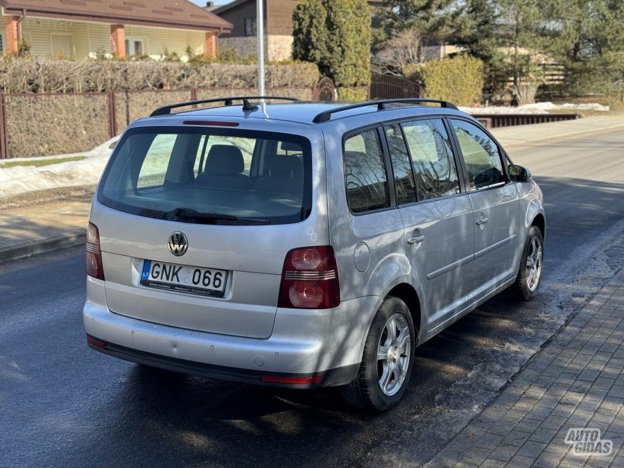 Pelēks Volkswagen Touran 2007 Viļņa, ar dzinēja tilpumu 1.90 L un nobraukumu 389 tūkst. km par 2200 €, foto 3 vietnē AUTOMOTO.COM.LV