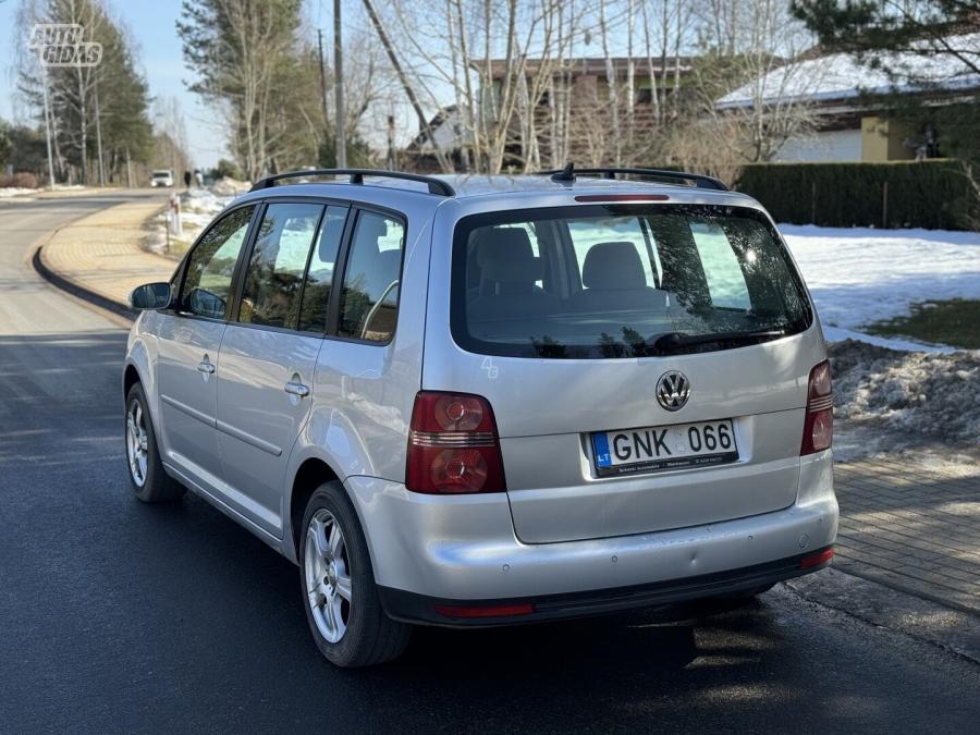 Pelēks Volkswagen Touran 2007 Viļņa, ar dzinēja tilpumu 1.90 L un nobraukumu 389 tūkst. km par 2200 €, foto 4 vietnē AUTOMOTO.COM.LV