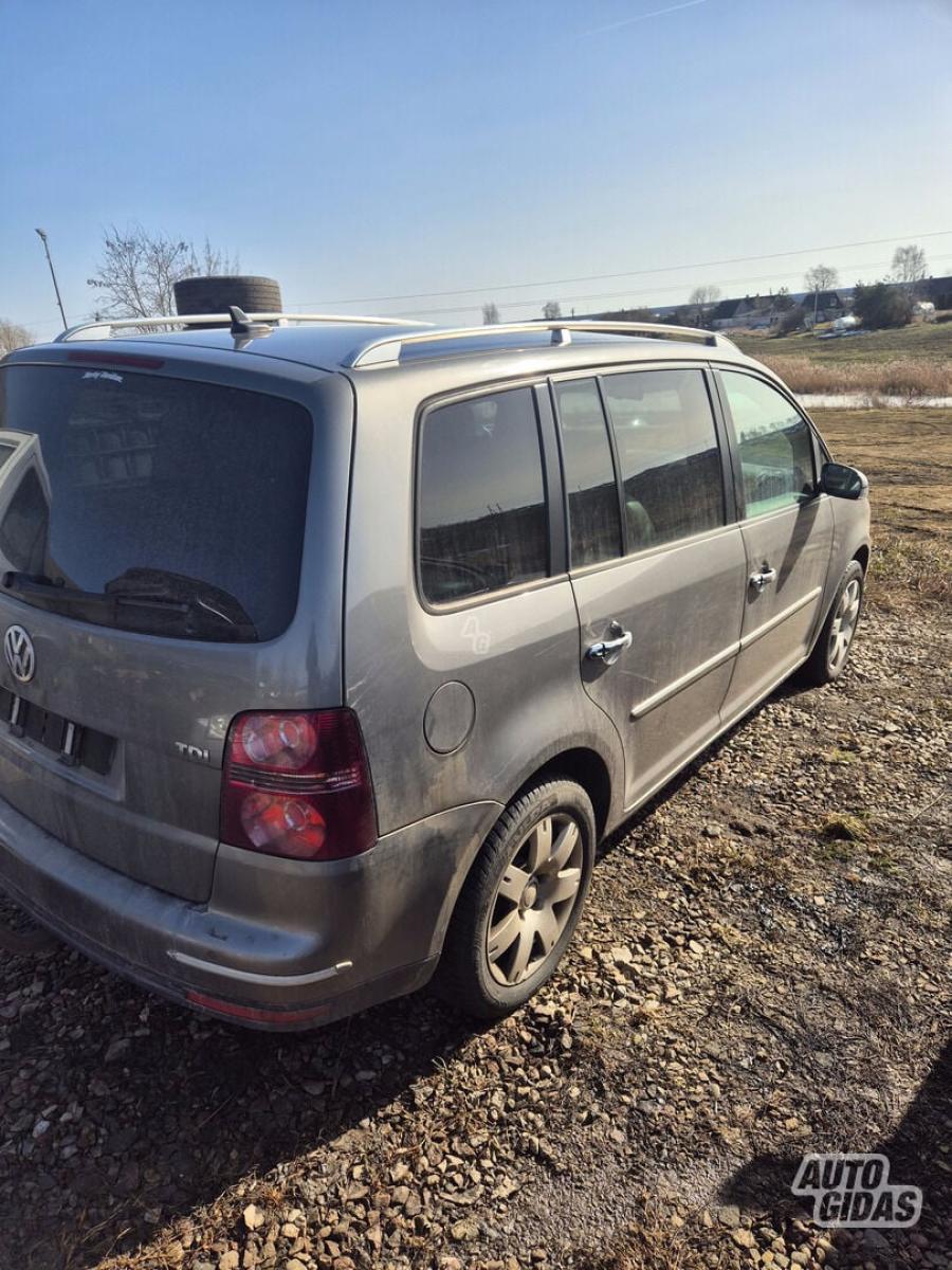 Pelēks Volkswagen Touran 2007 Marijampole, ar dzinēja tilpumu 1.90 L un nobraukumu 348 tūkst. km par 2750 €, foto 3 vietnē AUTOMOTO.COM.LV