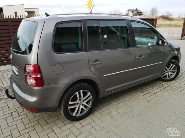 Pelēks Volkswagen Touran 2007 Jurbarkas, ar dzinēja tilpumu 2.00 L un nobraukumu 270 tūkst. km par 3200 €, foto 4 vietnē AUTOMOTO.COM.LV