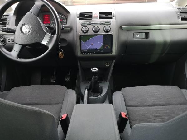 Pelēks Volkswagen Touran 2007 Jurbarkas, ar dzinēja tilpumu 2.00 L un nobraukumu 270 tūkst. km par 3200 €, foto 7 vietnē AUTOMOTO.COM.LV