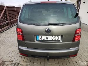 Grey Volkswagen Touran 2007 in Jurbarkas, with an engine capacity of 2.00 L and mileage of 270 thousand km for 3200 €, photo 6 on AUTOMOTO.COM.LV