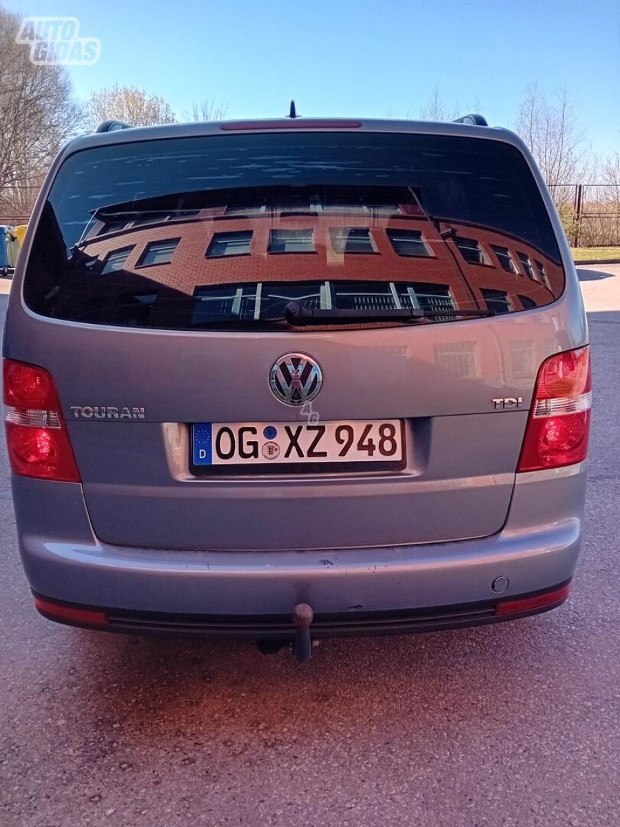 Pelēks Volkswagen Touran 2007 Vilkaviškis, ar dzinēja tilpumu 1.90 L un nobraukumu 322 tūkst. km par 3300 €, foto 4 vietnē AUTOMOTO.COM.LV