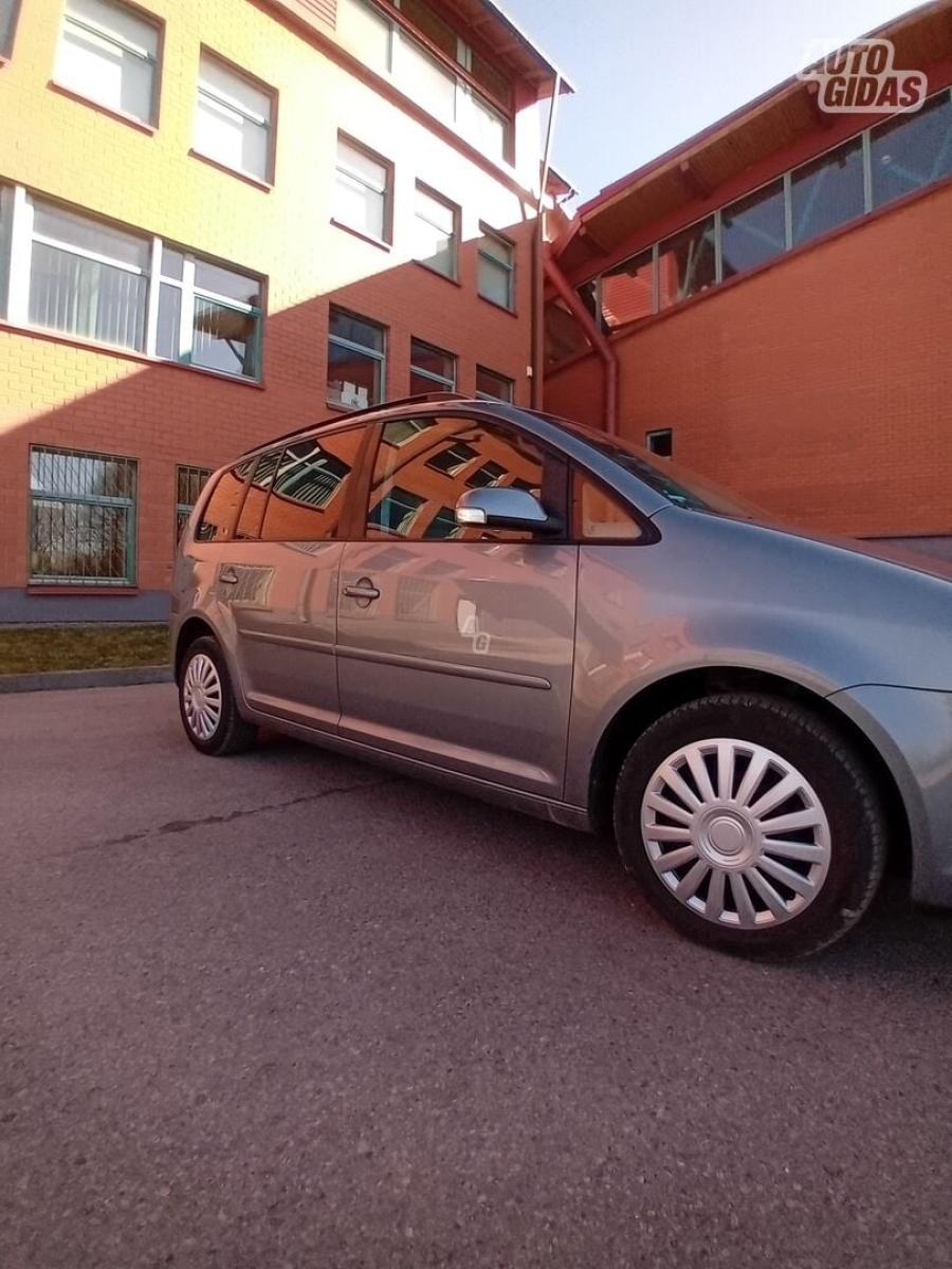 Pelēks Volkswagen Touran 2007 Vilkaviškis, ar dzinēja tilpumu 1.90 L un nobraukumu 322 tūkst. km par 3300 €, foto 8 vietnē AUTOMOTO.COM.LV