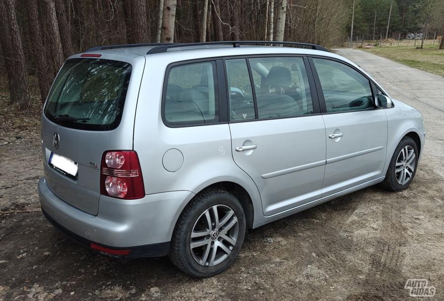 Pelēks Volkswagen Touran 2007 Viļņa, ar dzinēja tilpumu 1.40 L un nobraukumu 193 tūkst. km par 2350 €, foto 5 vietnē AUTOMOTO.COM.LV