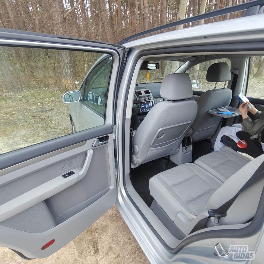 Pelēks Volkswagen Touran 2007 Viļņa, ar dzinēja tilpumu 1.40 L un nobraukumu 193 tūkst. km par 2350 €, foto 14 vietnē AUTOMOTO.COM.LV