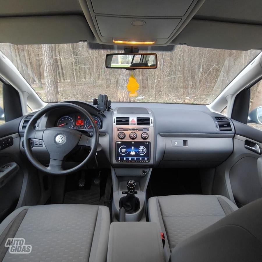 Pelēks Volkswagen Touran 2007 Viļņa, ar dzinēja tilpumu 1.40 L un nobraukumu 193 tūkst. km par 2350 €, foto 15 vietnē AUTOMOTO.COM.LV