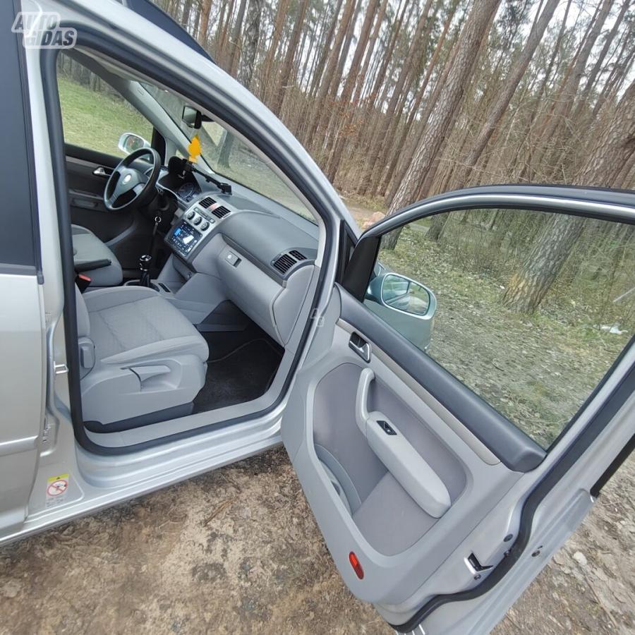 Pelēks Volkswagen Touran 2007 Viļņa, ar dzinēja tilpumu 1.40 L un nobraukumu 193 tūkst. km par 2350 €, foto 17 vietnē AUTOMOTO.COM.LV