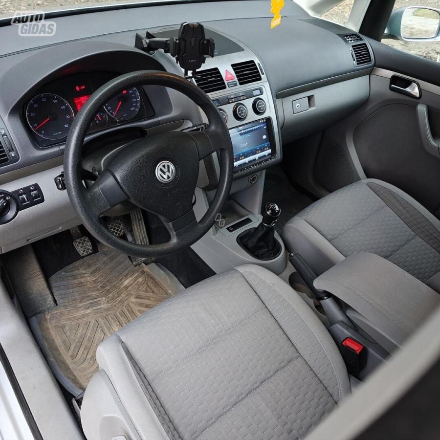 Pelēks Volkswagen Touran 2007 Viļņa, ar dzinēja tilpumu 1.40 L un nobraukumu 193 tūkst. km par 2350 €, foto 21 vietnē AUTOMOTO.COM.LV