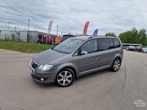 Pelēks Volkswagen Touran 2007 Kauņa, ar dzinēja tilpumu 2.00 L un nobraukumu 288 tūkst. km par 4300 €, foto  vietnē AUTOMOTO.COM.LV