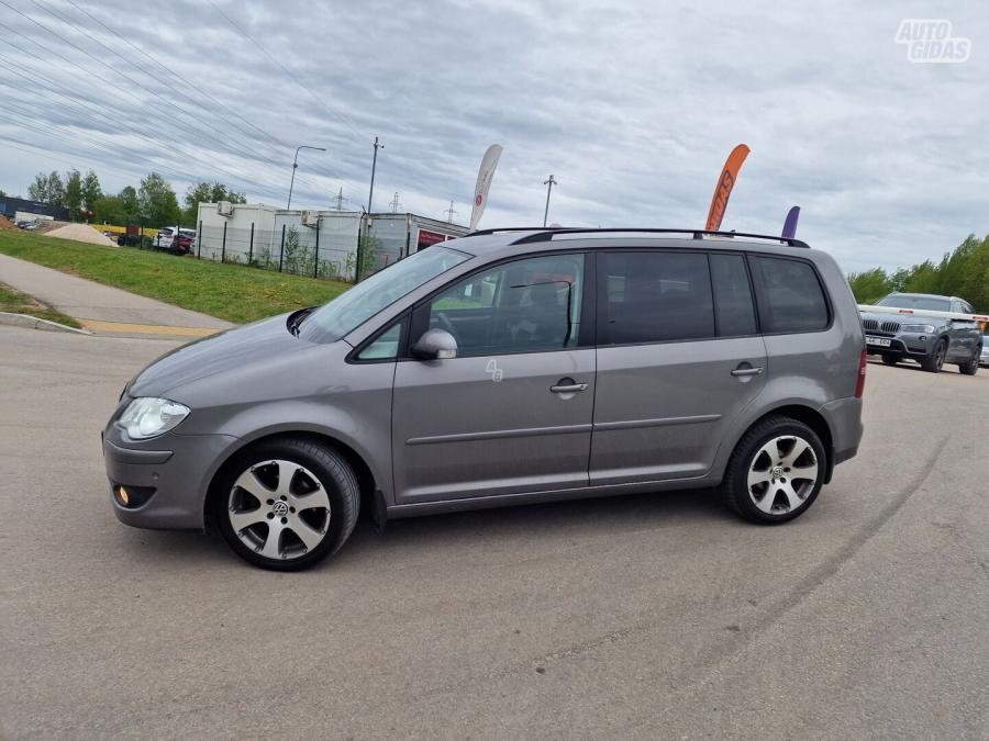 Pelēks Volkswagen Touran 2007 Kauņa, ar dzinēja tilpumu 2.00 L un nobraukumu 288 tūkst. km par 4300 €, foto 5 vietnē AUTOMOTO.COM.LV