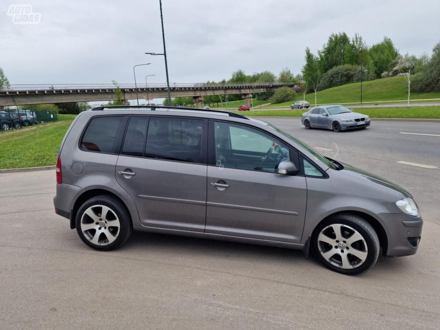 Pelēks Volkswagen Touran 2007 Kauņa, ar dzinēja tilpumu 2.00 L un nobraukumu 288 tūkst. km par 4300 €, foto 7 vietnē AUTOMOTO.COM.LV