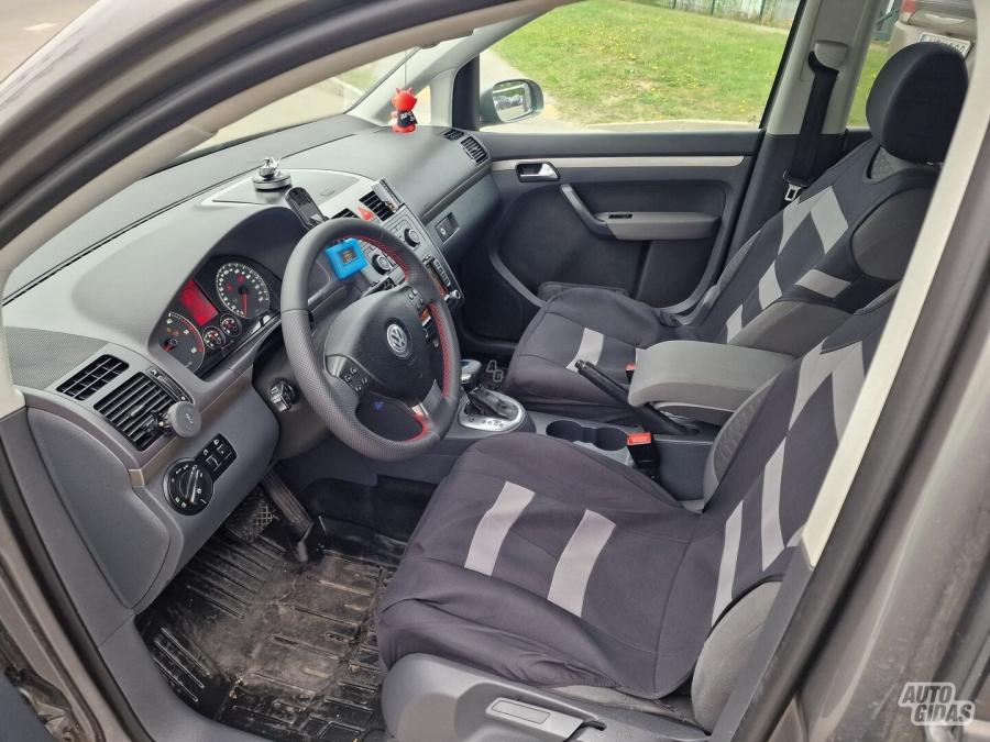 Pelēks Volkswagen Touran 2007 Kauņa, ar dzinēja tilpumu 2.00 L un nobraukumu 288 tūkst. km par 4300 €, foto 12 vietnē AUTOMOTO.COM.LV