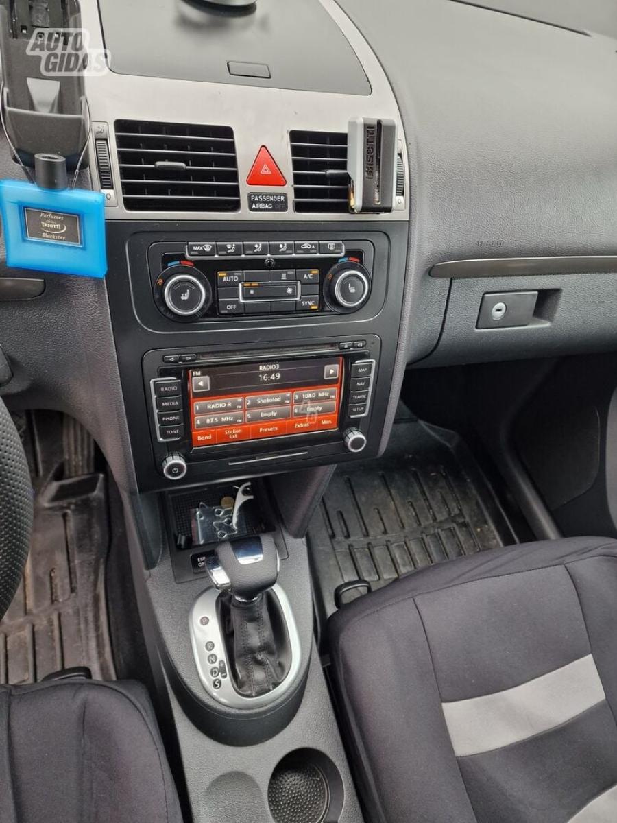 Pelēks Volkswagen Touran 2007 Kauņa, ar dzinēja tilpumu 2.00 L un nobraukumu 288 tūkst. km par 4300 €, foto 17 vietnē AUTOMOTO.COM.LV