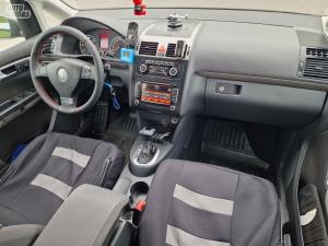 Pelēks Volkswagen Touran 2007 Kauņa, ar dzinēja tilpumu 2.00 L un nobraukumu 288 tūkst. km par 4300 €, foto 19 vietnē AUTOMOTO.COM.LV