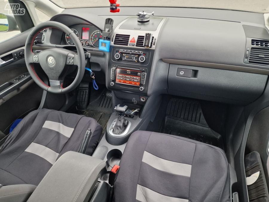 Pelēks Volkswagen Touran 2007 Kauņa, ar dzinēja tilpumu 2.00 L un nobraukumu 288 tūkst. km par 4300 €, foto 19 vietnē AUTOMOTO.COM.LV