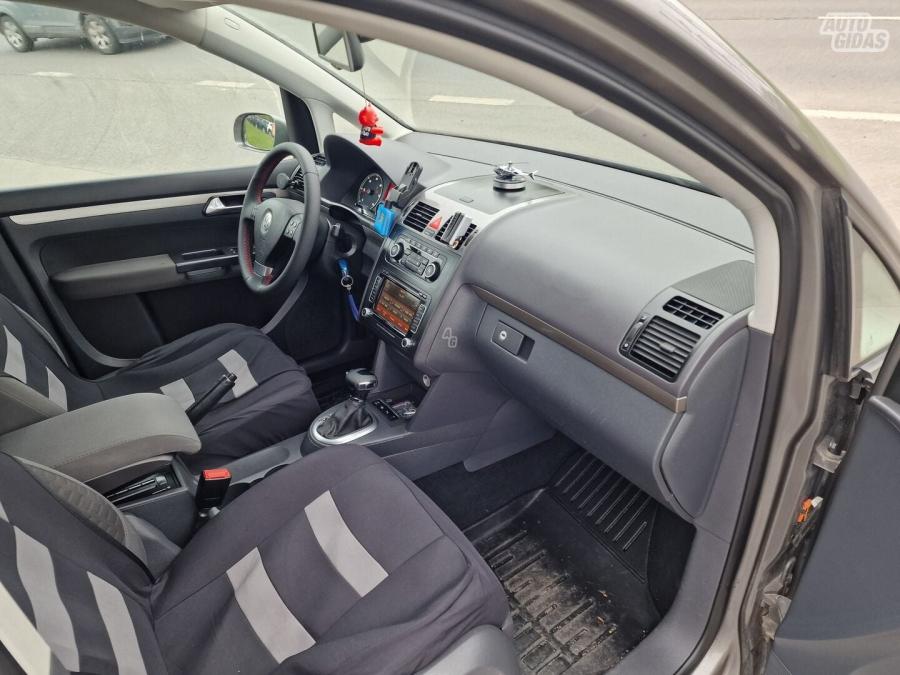 Pelēks Volkswagen Touran 2007 Kauņa, ar dzinēja tilpumu 2.00 L un nobraukumu 288 tūkst. km par 4300 €, foto 20 vietnē AUTOMOTO.COM.LV
