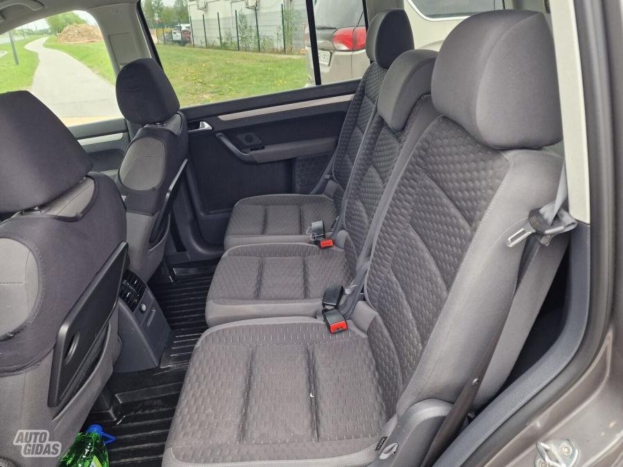 Pelēks Volkswagen Touran 2007 Kauņa, ar dzinēja tilpumu 2.00 L un nobraukumu 288 tūkst. km par 4300 €, foto 22 vietnē AUTOMOTO.COM.LV