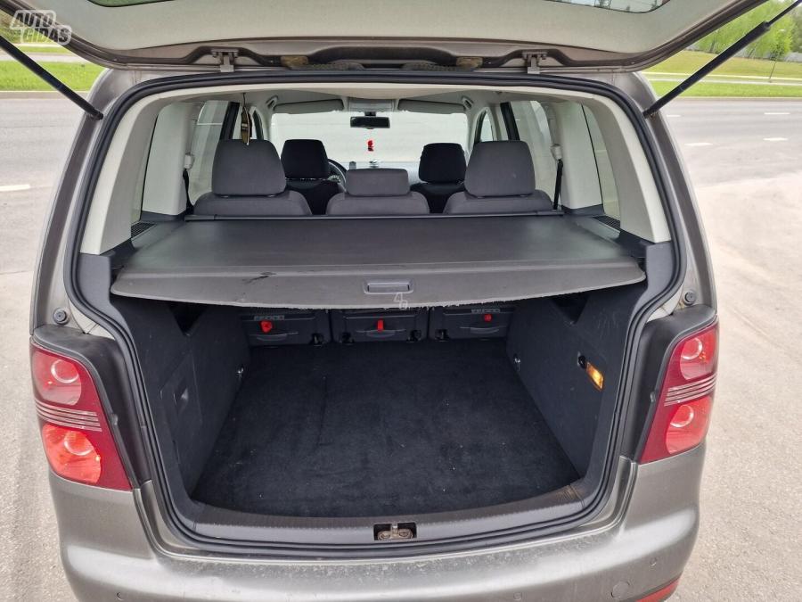 Pelēks Volkswagen Touran 2007 Kauņa, ar dzinēja tilpumu 2.00 L un nobraukumu 288 tūkst. km par 4300 €, foto 24 vietnē AUTOMOTO.COM.LV