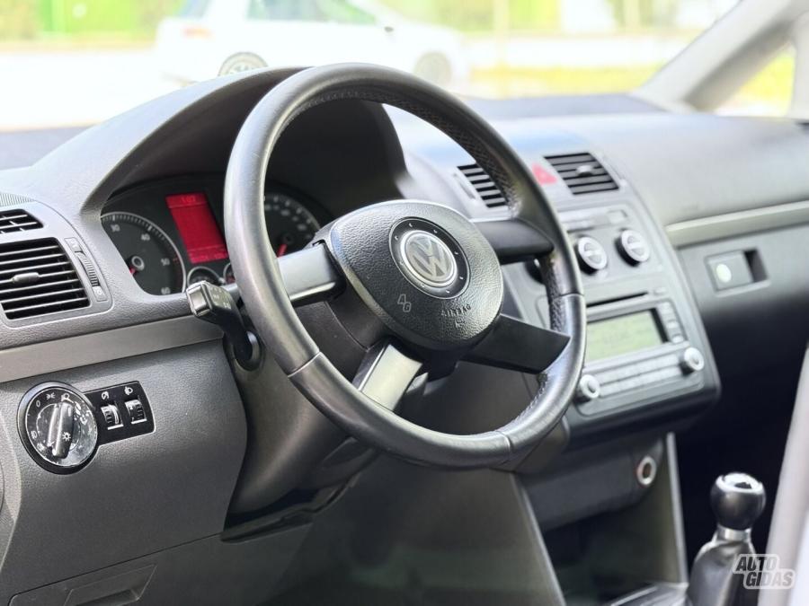 Grey Volkswagen Touran 2007 in Kaunas, with an engine capacity of 2.00 L and mileage of 262 thousand km for 1650 €, photo 10 on AUTOMOTO.COM.LV