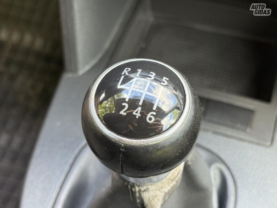 Grey Volkswagen Touran 2007 in Kaunas, with an engine capacity of 2.00 L and mileage of 262 thousand km for 1650 €, photo 14 on AUTOMOTO.COM.LV