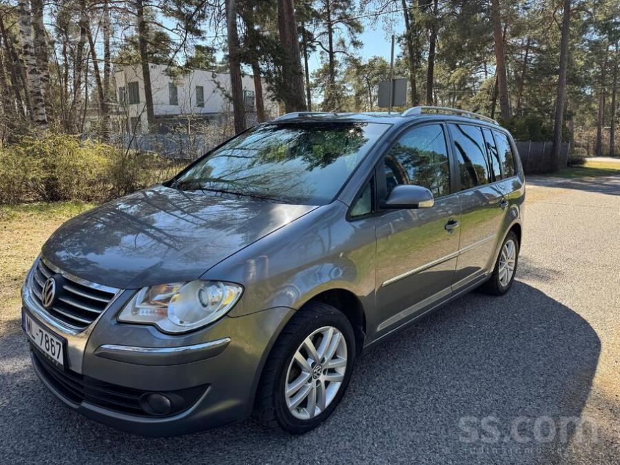 Grey Volkswagen Touran 2007 in Riga, with an engine capacity of 2.00 L and mileage of 360 thousand km for 1850 €, photo 1 on AUTOMOTO.COM.LV