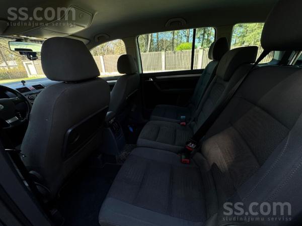 Pelēks Volkswagen Touran 2007 Rīga, ar dzinēja tilpumu 2.00 L un nobraukumu 360 tūkst. km par 1850 €, foto 9 vietnē AUTOMOTO.COM.LV