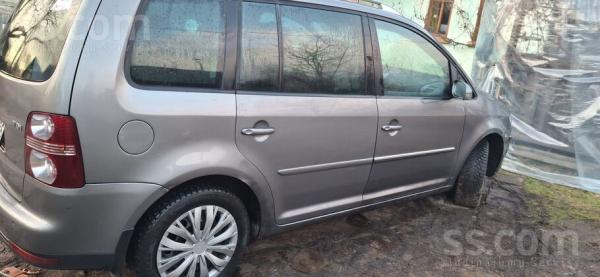Pelēks Volkswagen Touran 2007 Ogre, ar dzinēja tilpumu 1.90 L un nobraukumu 371 tūkst. km par 1500 €, foto 2 vietnē AUTOMOTO.COM.LV