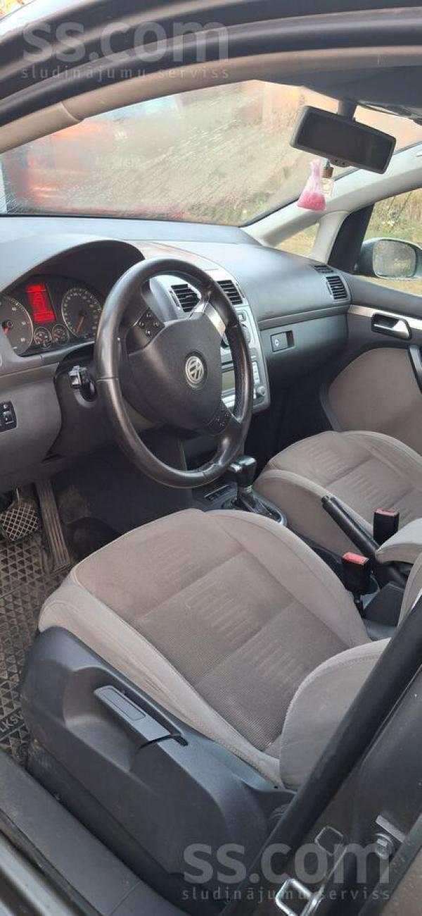 Pelēks Volkswagen Touran 2007 Ogre, ar dzinēja tilpumu 1.90 L un nobraukumu 371 tūkst. km par 1500 €, foto 3 vietnē AUTOMOTO.COM.LV