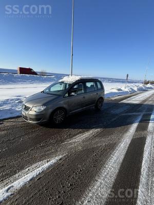 Pelēks Volkswagen Touran 2007 Rīga, ar dzinēja tilpumu 2.00 L un nobraukumu 460 tūkst. km par 1950 €, foto 3 vietnē AUTOMOTO.COM.LV