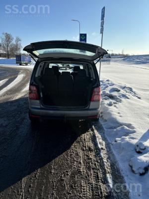 Pelēks Volkswagen Touran 2007 Rīga, ar dzinēja tilpumu 2.00 L un nobraukumu 460 tūkst. km par 1950 €, foto 6 vietnē AUTOMOTO.COM.LV